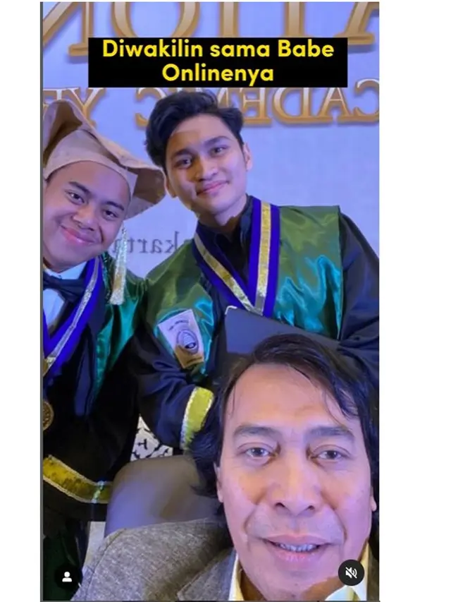 6 Potret Komeng Dampingi Anak dan Putra Sulung Arie Untung Wisuda Kelulusan SMA - Hot Liputan6.com