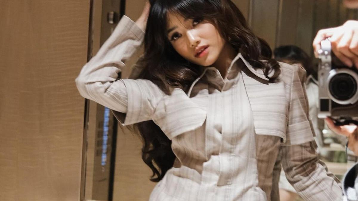 6 Gaya Fuji Utami yang Melenggang di Catwalk, Pesonanya Membius Bak ...