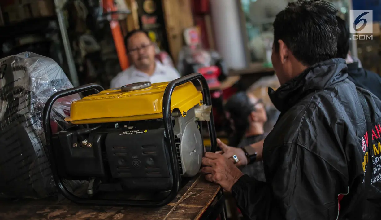 FOTO: Imbas Mati Listrik, Toko Genset di Glodok Diserbu Warga - Foto ...