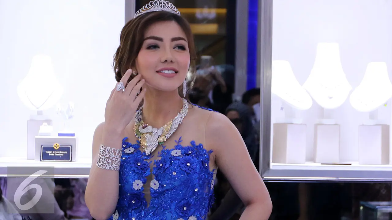 Tampil Seksi, Bella Shofie Perlihatkan Belahan Dada - ShowBiz Liputan6.com