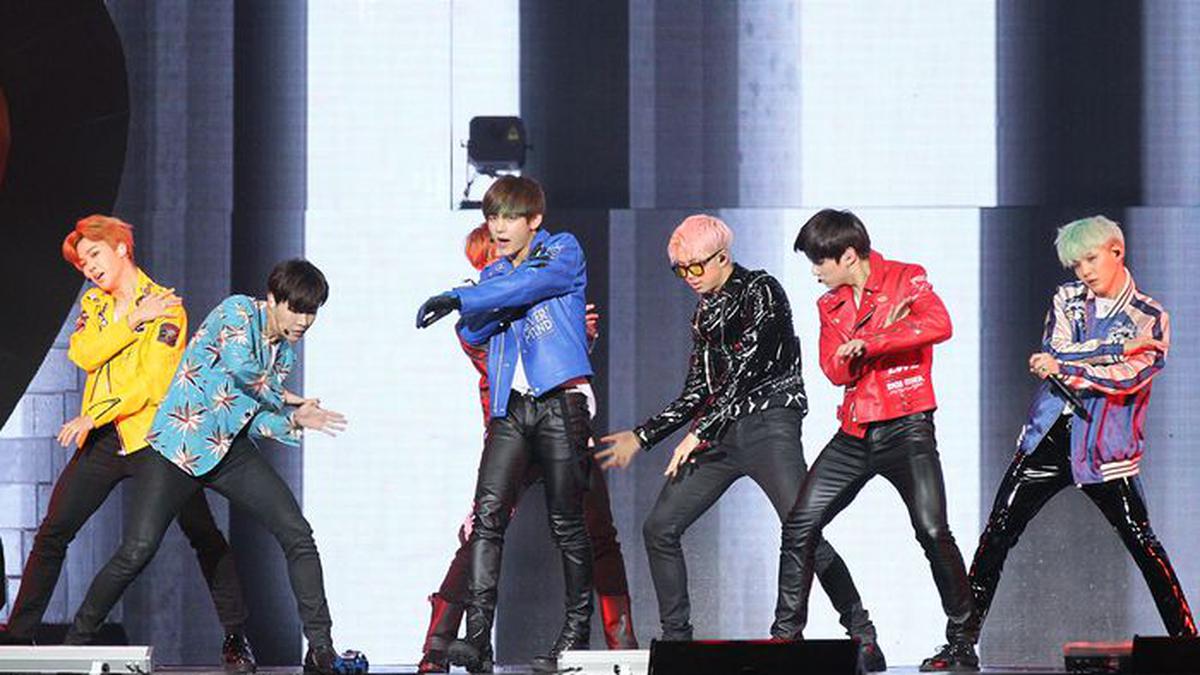 7 Personel BTS Tampil Formal dalam Foto Teaser Konser Bulan Depan ...