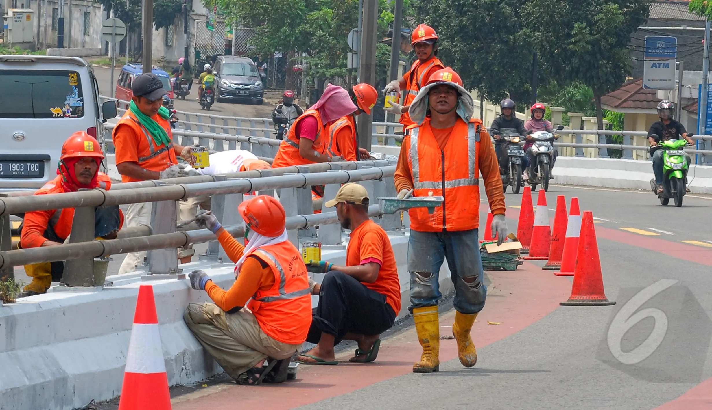 Proses Pengecatan Pembatas Fly Over Sepanjang 120 Meter - Foto Liputan6.com