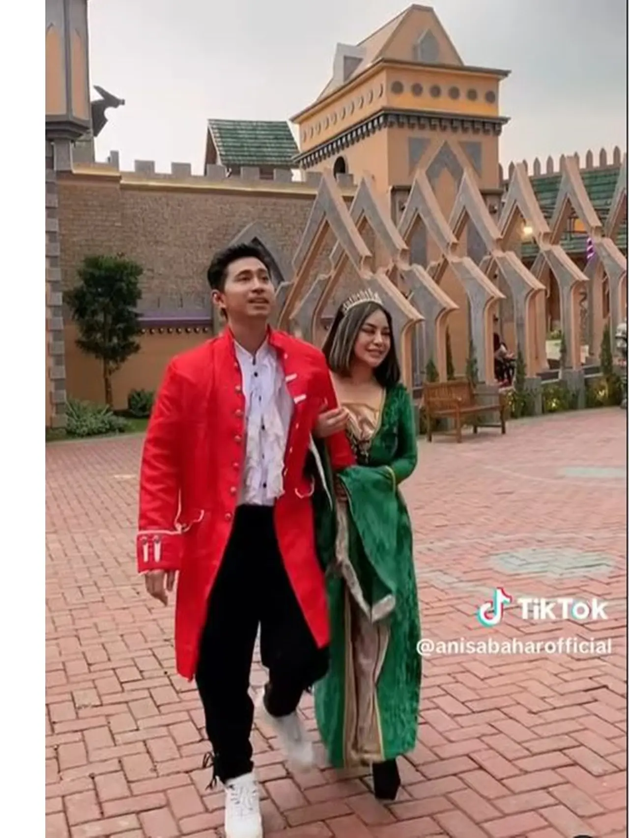 6 Potret Kebersamaan Anisa Bahar dan Pacar Brondongnya, Lebih Muda 19 ...