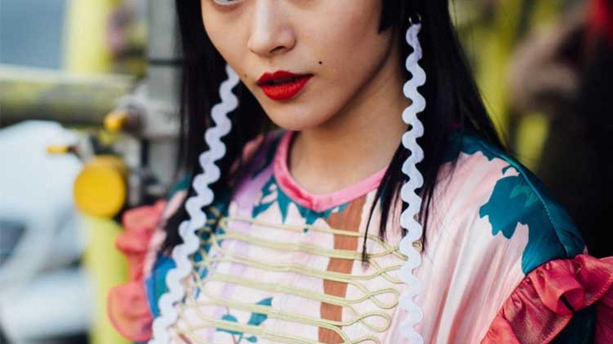 Ingin Kembalikan Poni di Rambut, Coba 4 Gaya Poni ala 80an Ini - Beauty ...