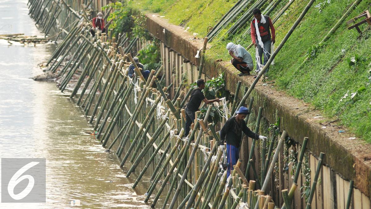 Cegah Longsor, Turap Bambu Dipasang Hingga 600 Meter - Foto Liputan6.com