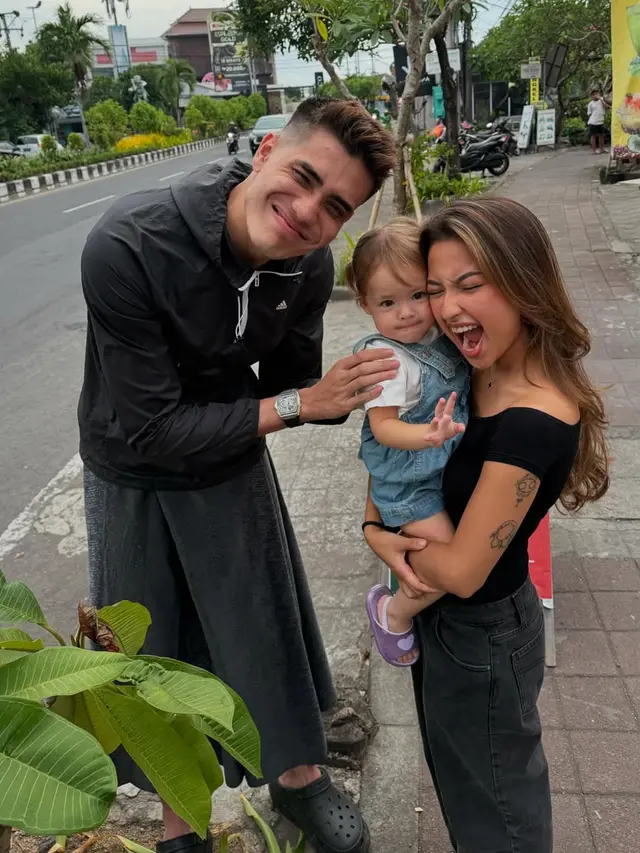 6 Potret Aisar Khaled Bukber Bareng Jennifer Coppen, Anggap Seperti ...