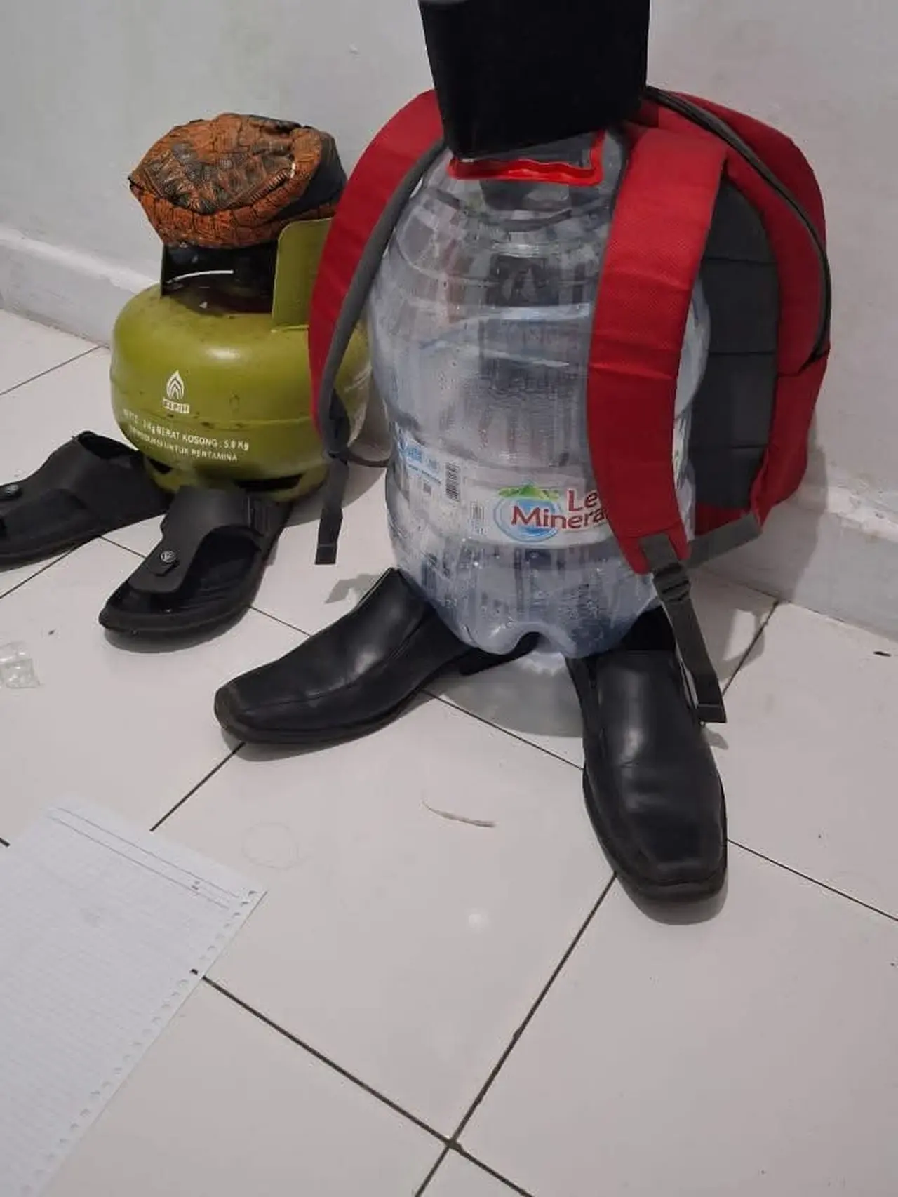 6 Potret Orang-orangan Nyeleneh Ini Bikin Tepuk Jidat, Lengkap Pakai ...