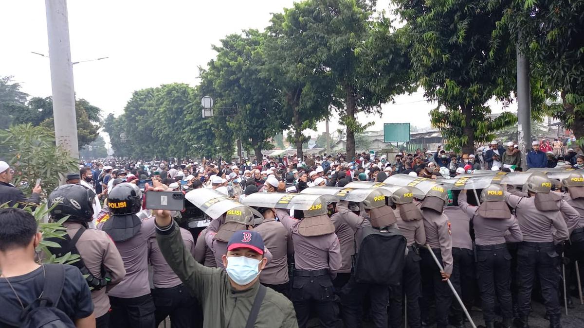 Simpatisan Rizieq Shihab Bentrok dengan Polisi di PN Jaktim, Massa ...