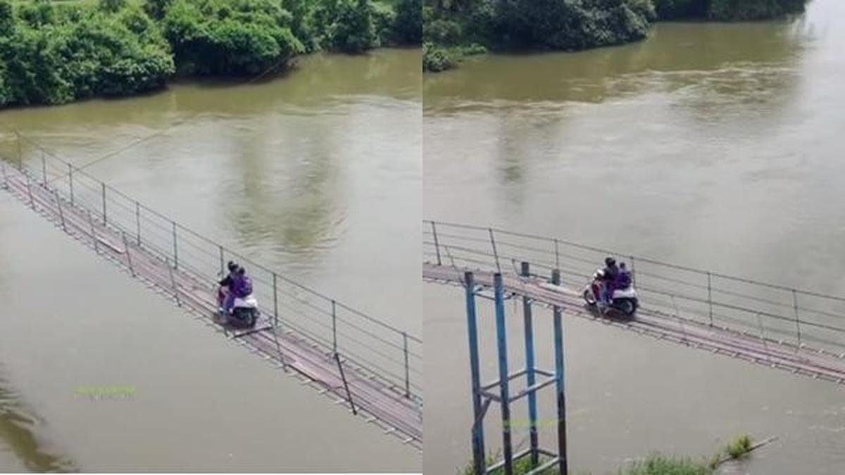 Bikin Ngilu, Ibu-Ibu Ajak Anak Naik Motor Lewati Jembatan Gantung Reyot
