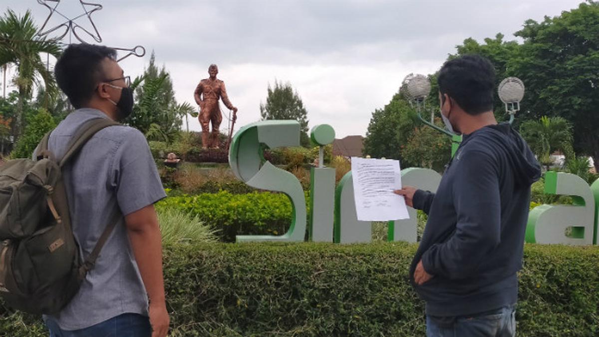 Ketika Warga Malang Raya Curhat ke Patung Hamid Rusdi Soal UU Cipta ...