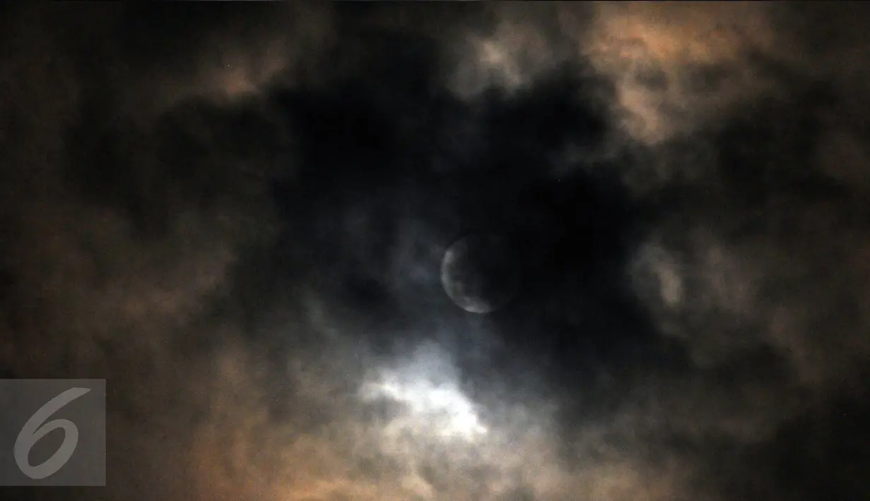 Menikmati Fenomena Supermoon hingga Tertutup Awan - Foto Liputan6.com