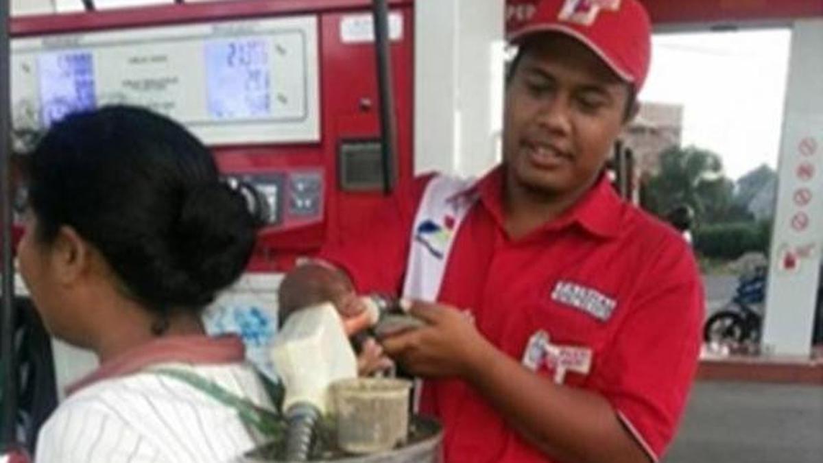 6 Aksi Nyeleneh Emak-emak Isi Bensin, Kocak Banget - Berita Otosia.com