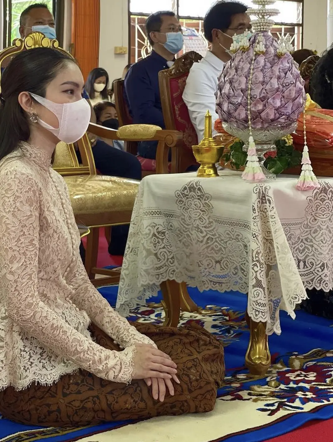 8 Pesona Nong Poy, Transgender Thailand yang Kerapa Kenakan Kebaya Dipadukan Kain Lilit Batik ...