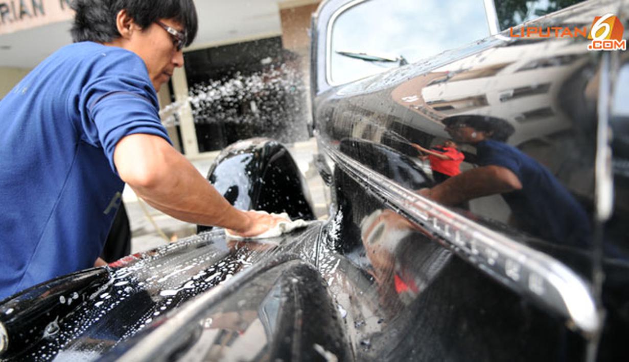 Jelang Tujuh Belasan, Mobil Soekarno Dimandikan - Foto Liputan6.com