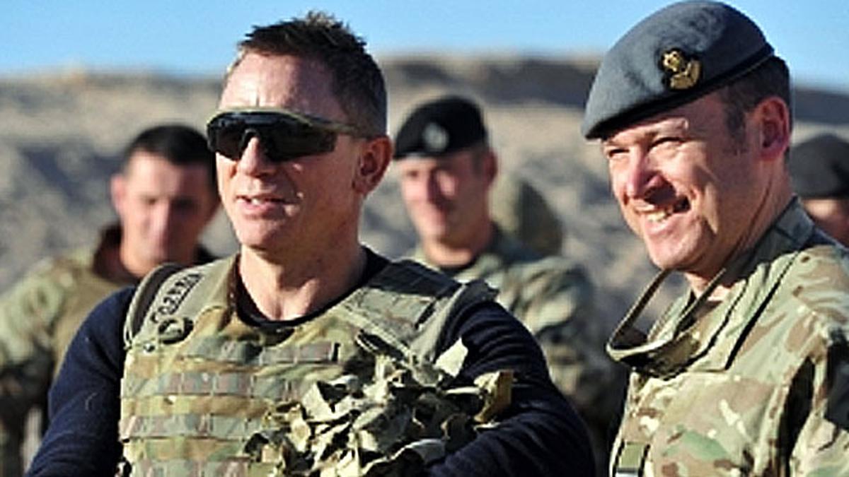 Daniel Craig Bikin Ratusan Prajurit Duduk Manis Nonton Skyfall ...