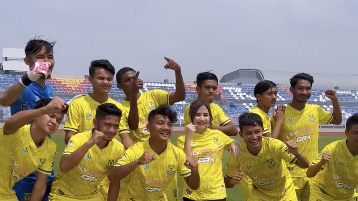 Pemain Sepak Bola Persikota Tangerang Kompak Payungi Prilly Latuconsina ...