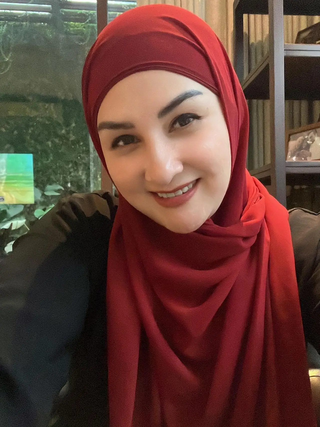 Demi Nonton Coldplay, Mona Ratuliu Sampai Naik Kursi Roda - Entertainment Fimela.com