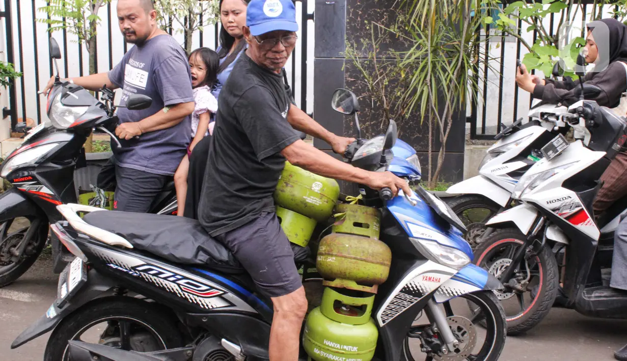 Antrean Pembelian Gas Elpiji 3 Kg di Tangerang Banten - Foto Liputan6.com