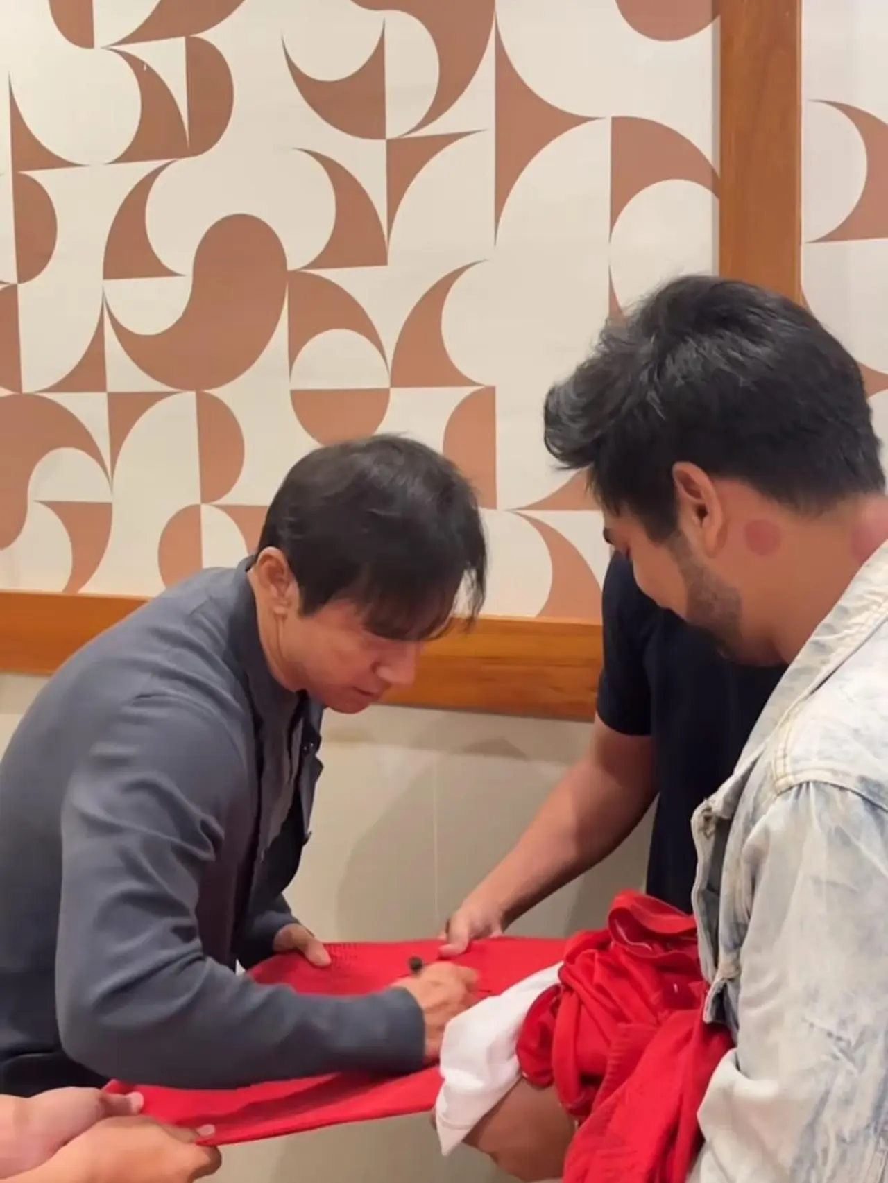 Verrell Bramasta Pamer Potret Makan Malam Bareng Shin Tae-Yong, Hangat ...