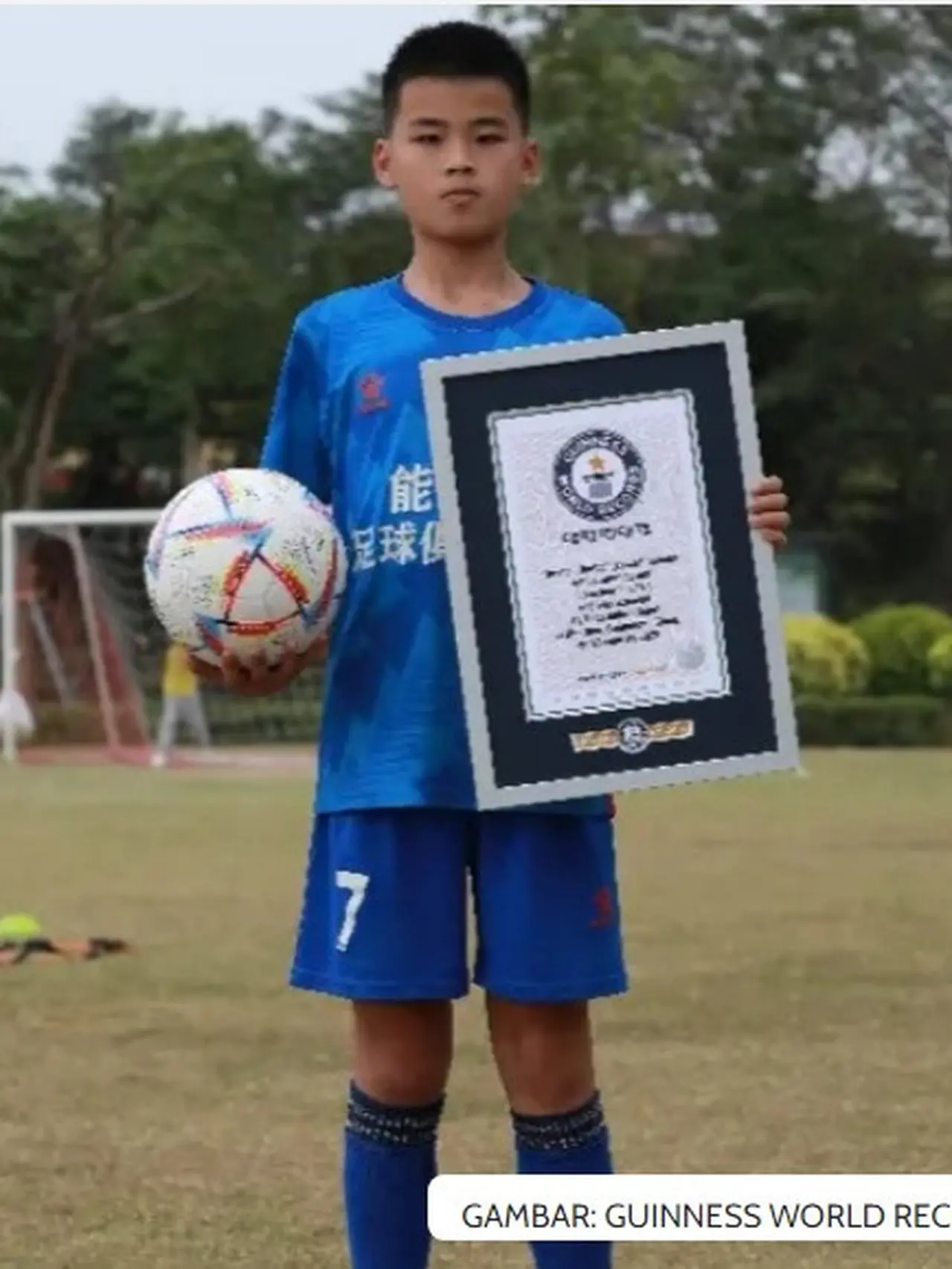 Pecahkan Rekor Dunia, Bocah 10 Tahun Ini Tendang Bola 8.147 Kali dalam ...