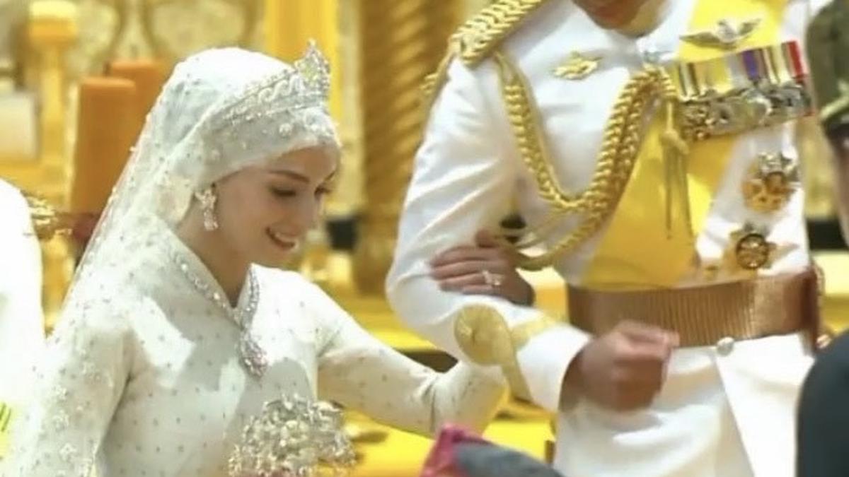 6 Gaya Elegan Putri Anisha Rosnah Kenakan Mahkota serta Dibalut Gaun ...