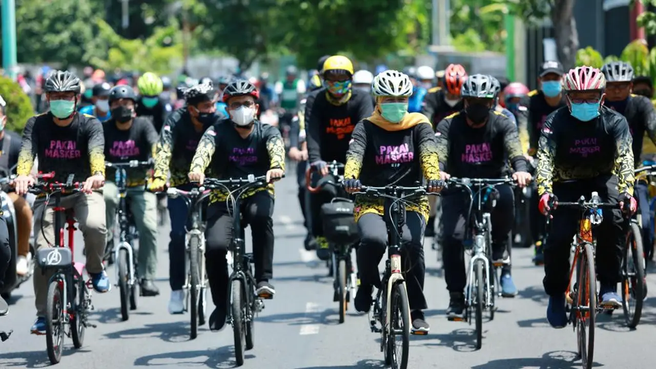 Khofifah Gowes Bareng 1.300 Pesepeda Sambut Hari Jantung Sedunia ...