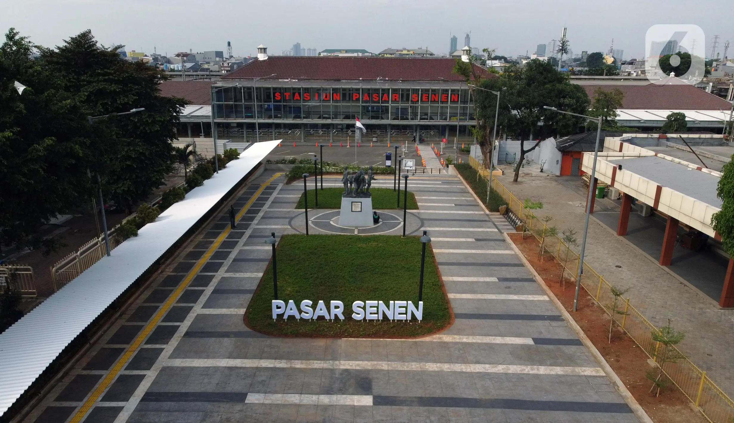 FOTO: Tampilan Baru Pedestrian Stasiun Pasar Senen Pasca Renovasi ...