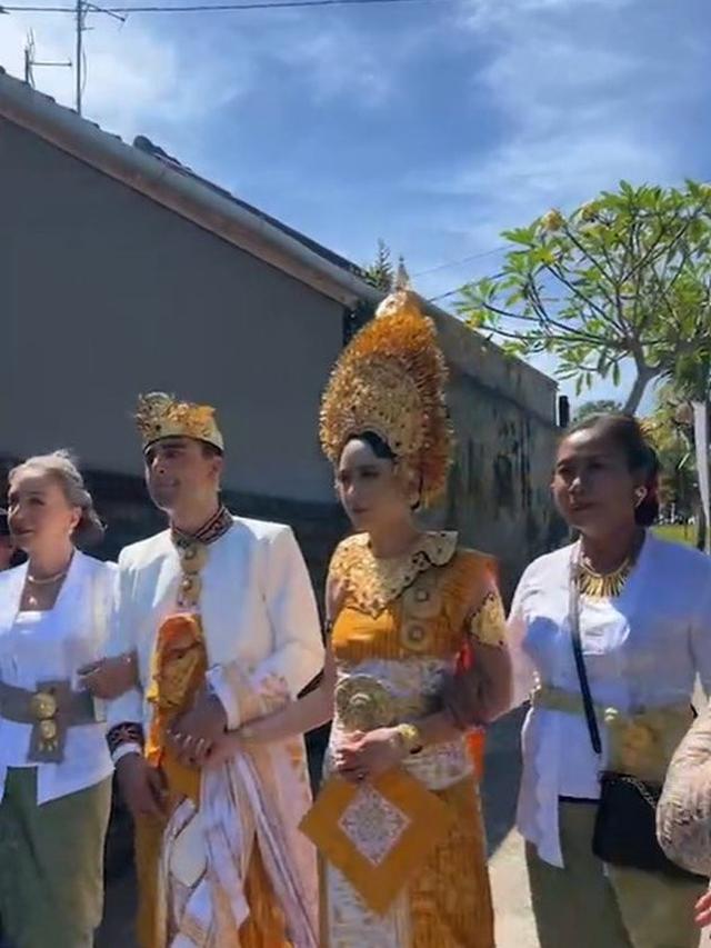 6 Potret Pernikahan Laura Theux dan Indra Brotolaras, Kental Adat Bali ...