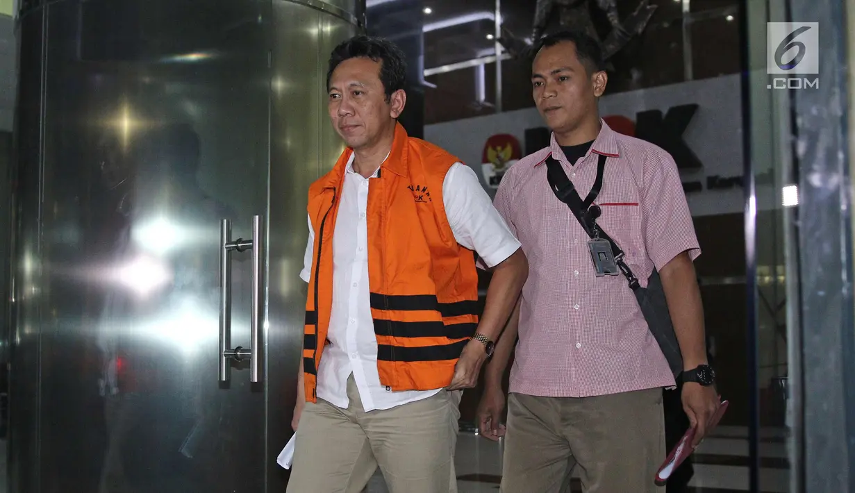 FOTO: Ekspresi Bupati Kebumen Usai Diperiksa Perdana di KPK - Foto Liputan6.com