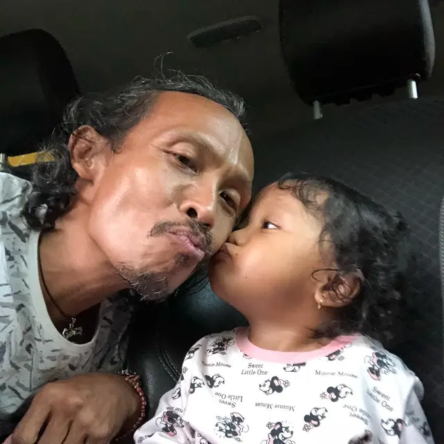 Garang di Film, Ini 8 Potret Yayan Ruhian yang Ternyata Sosok Family Man - Entertainment Fimela.com