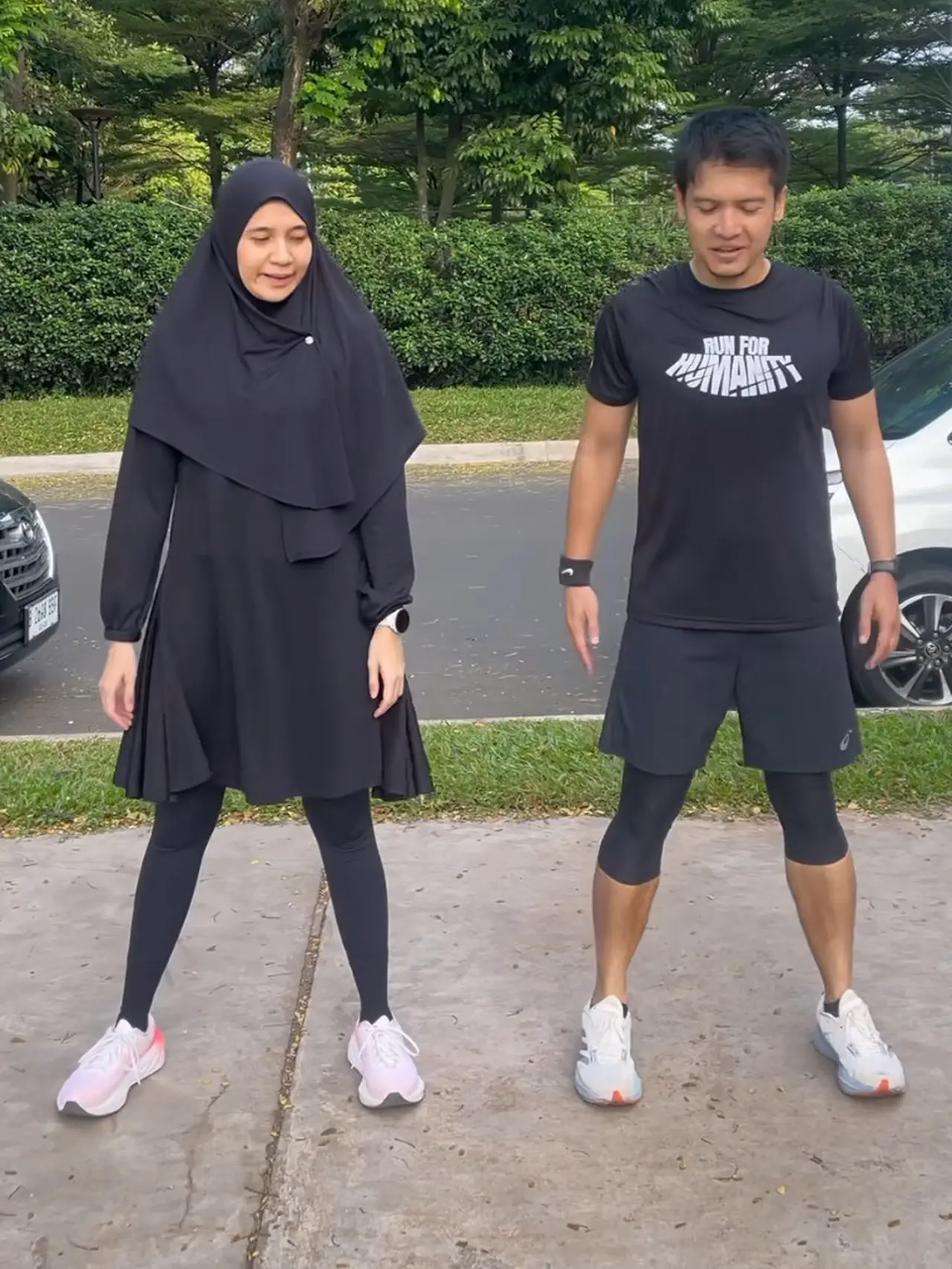 8 Gaya Dhini Aminarti Konsisten Kenakan Kerudung Panjang di Segala ...