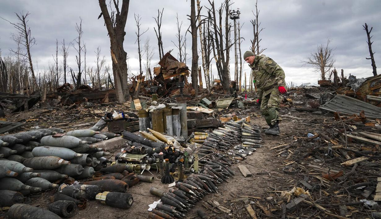 FOTO: Potret Pencari Ranjau di Tengah Perang Ukraina