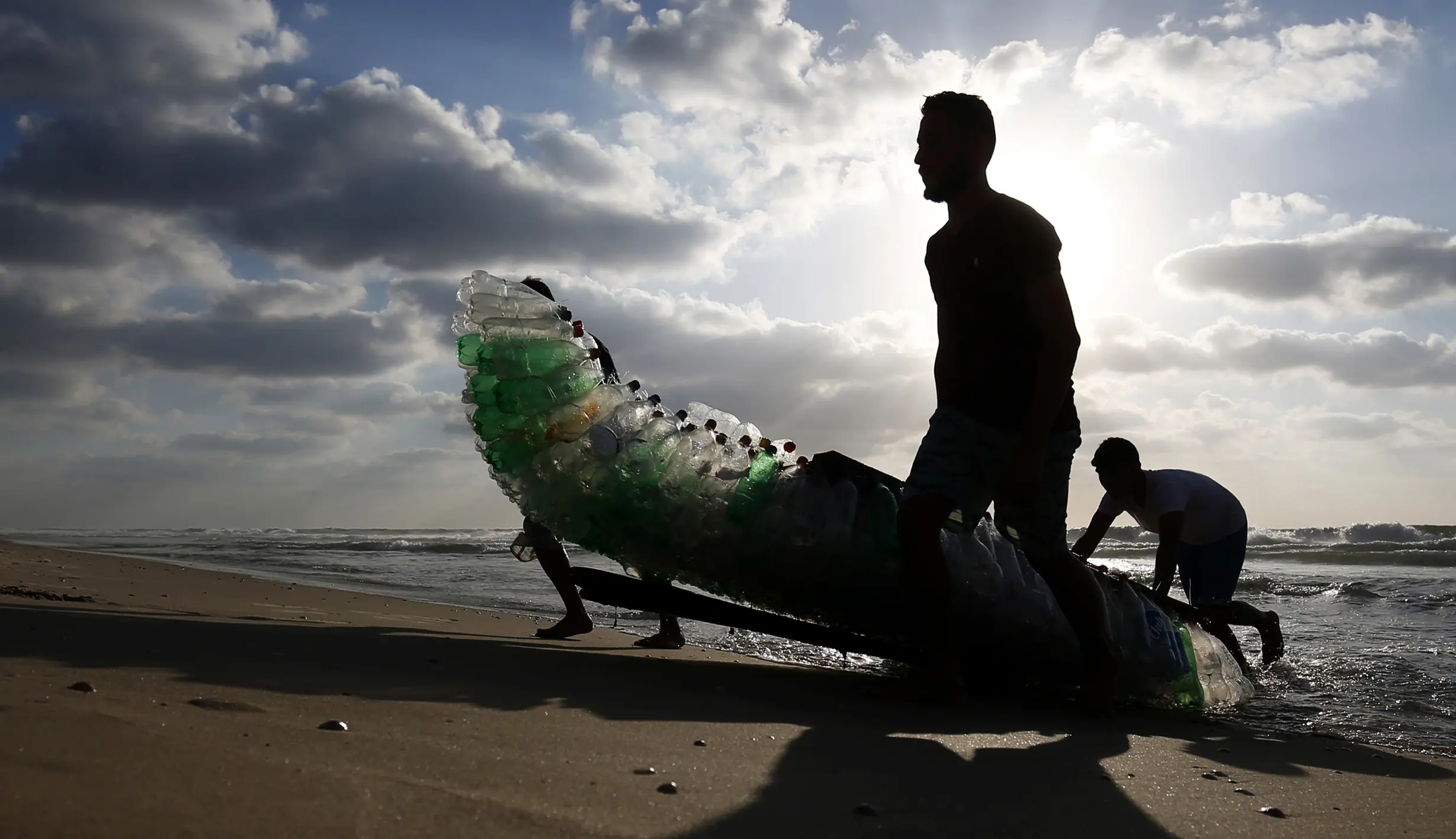 FOTO: Demi Bertahan Hidup, Nelayan Gaza Buat Perahu dari Ratusan Botol ...