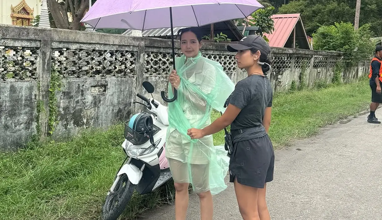 Potret Lisa BLACKPINK di Balik Layar The White Lotus, Belajar Naik ...