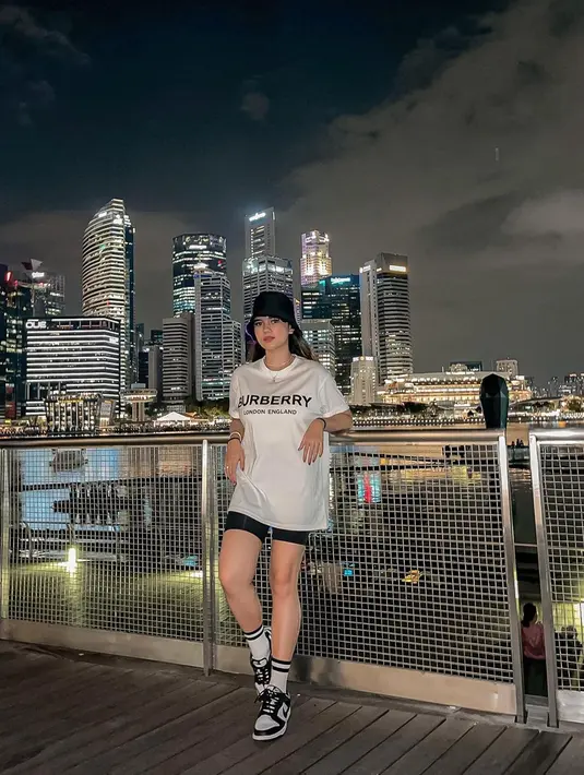 Potret Audi Marissa Pakai Kaus Oversize, Gayanya Bak ABG - Foto ...