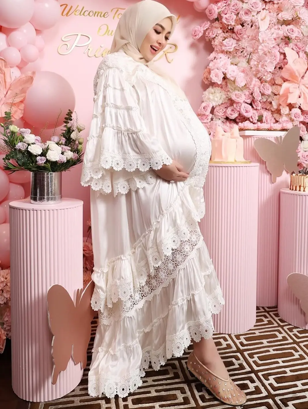 6 Gaya Syahrini Pakai Dua Busana Nuansa Pink untuk Sambut Kelahiran ...