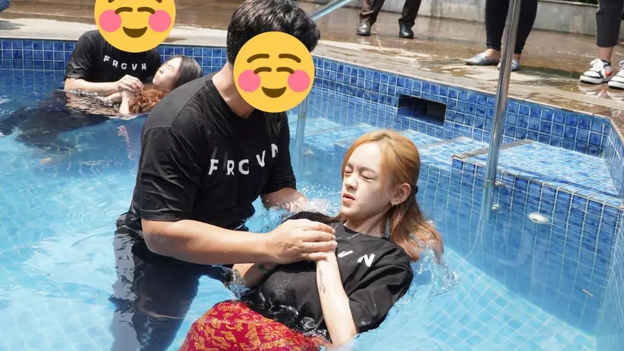 7 Potret Riri Febriana Mantan Artis Cilik Genta Buana saat Dibaptis ...