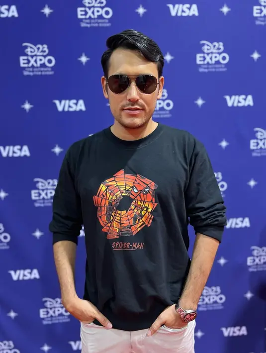 Arifin Putra Kali Pertama ke Disneyland, Raut Bahagianya Tak Bisa ...