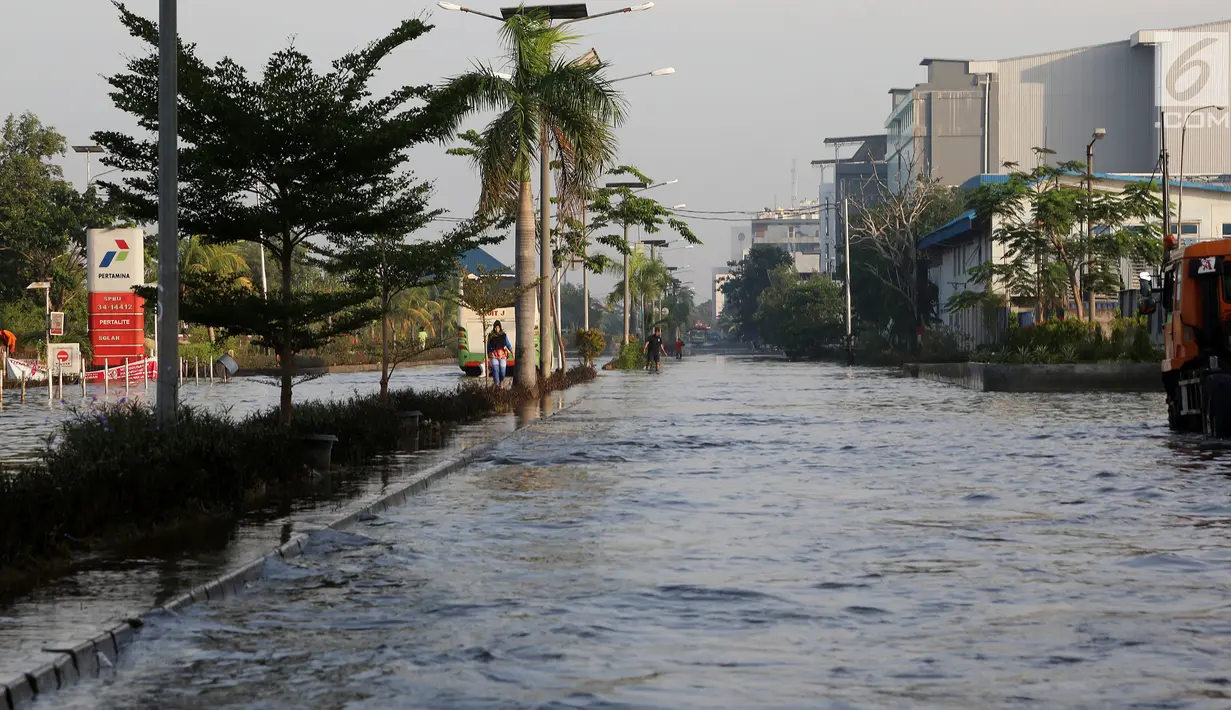 PHOTO: Belum Surut, Air Rob Masih Genangi Muara Baru - Foto Liputan6.com