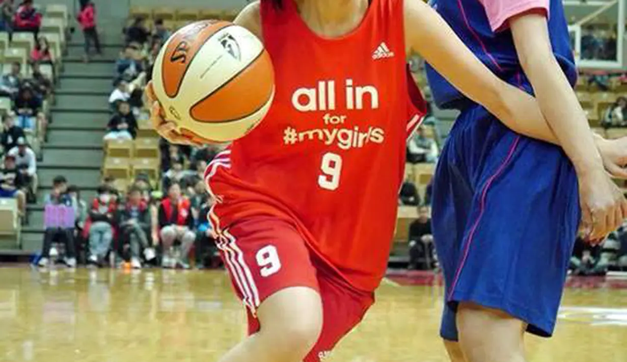 Junze Zhuo: Pembawa Berita Cantik Yang Mencuri Perhatian di Dunia Maya - Photo Fimela.com