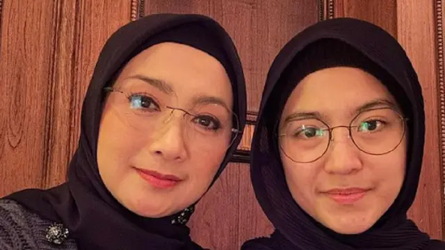 Foto Couple Desy Ratnasari dan Anak bak Kakak Adik, Ini Tips Awet Muda Secara Islami - Islami ...