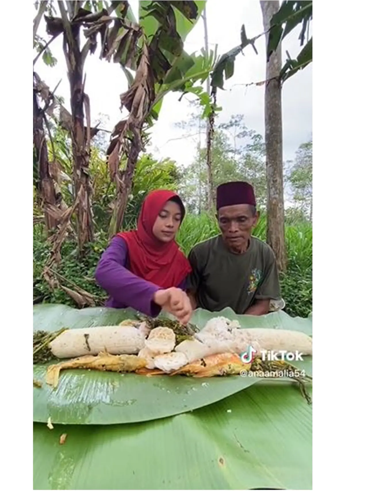 6 Potret Mesra Pasangan Viral Beda Usia 36 Tahun, Netizen Kira Bapaknya ...