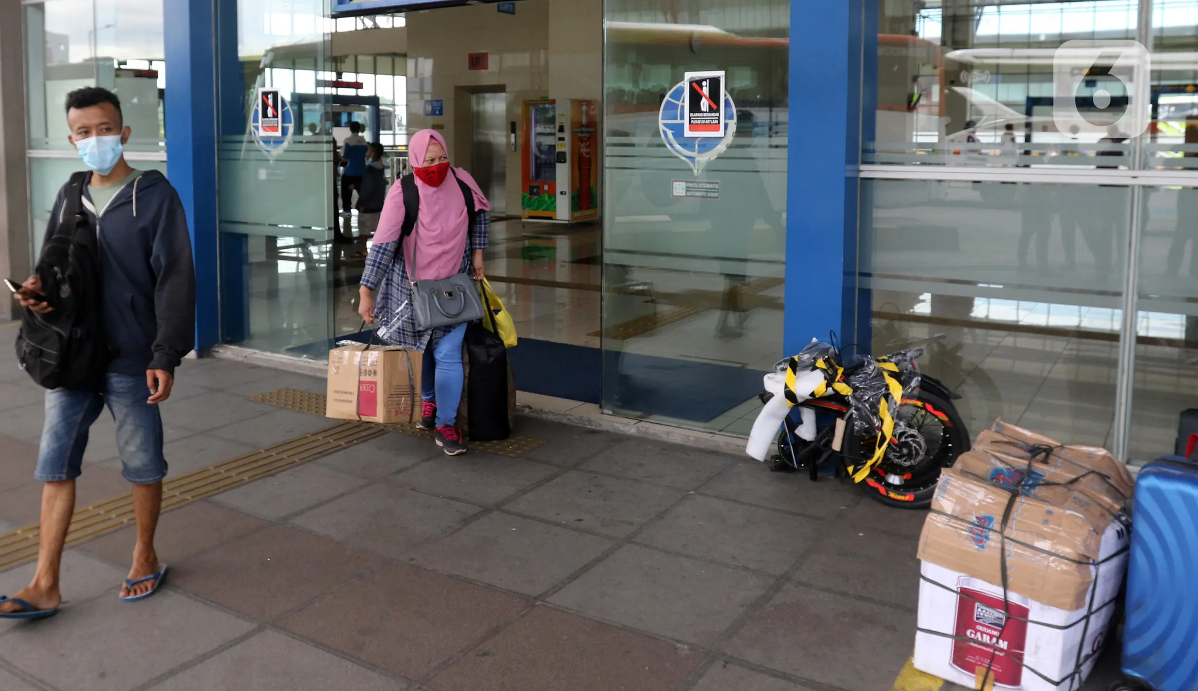 FOTO: Suasana Terminal Terpadu Pulo Gebang Jelang Imlek - Foto Liputan6.com