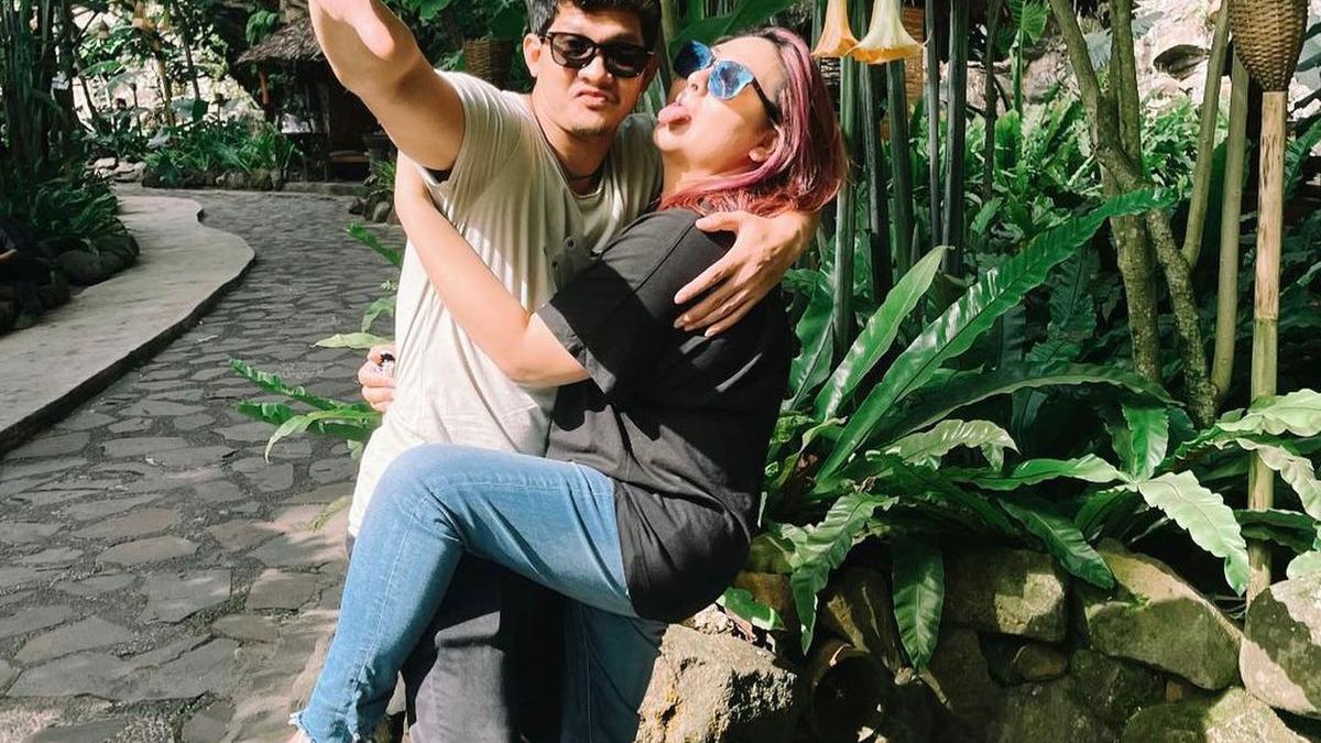 Iko Uwais dan Audy Item Tidak Mudik, Pilih Rayakan Lebaran Idul Fitri 2023 di Rumah - ShowBiz ...