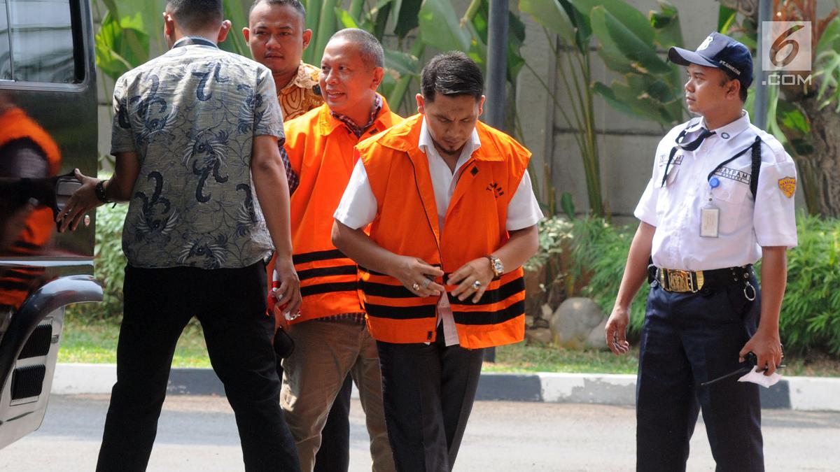 FOTO: KPK Periksa Dua Tersangka Ahmadi dan Anjas Asmara - Foto Liputan6.com