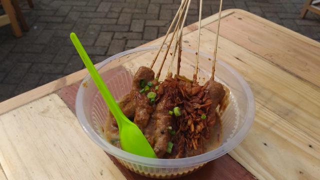 Jajal Kenikmatan Satai Kuah Pontianak dan Bakso Misterius di Pucuk ...