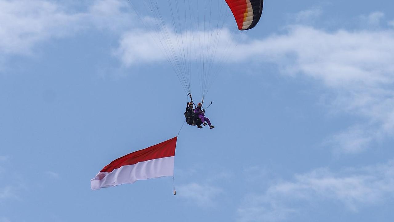 Aksi Penerjun Paralayang Bukit Arang Warnai Peringatan HUT ke-78 RI di ...