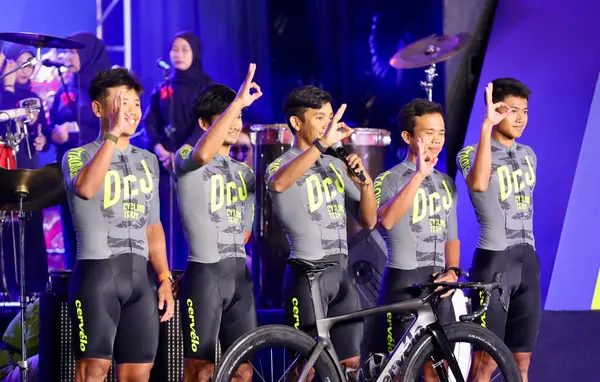 8 Potret Kompak Empat Anak Ferdy Tahier Vokalis Element, Gondrong Semua ...