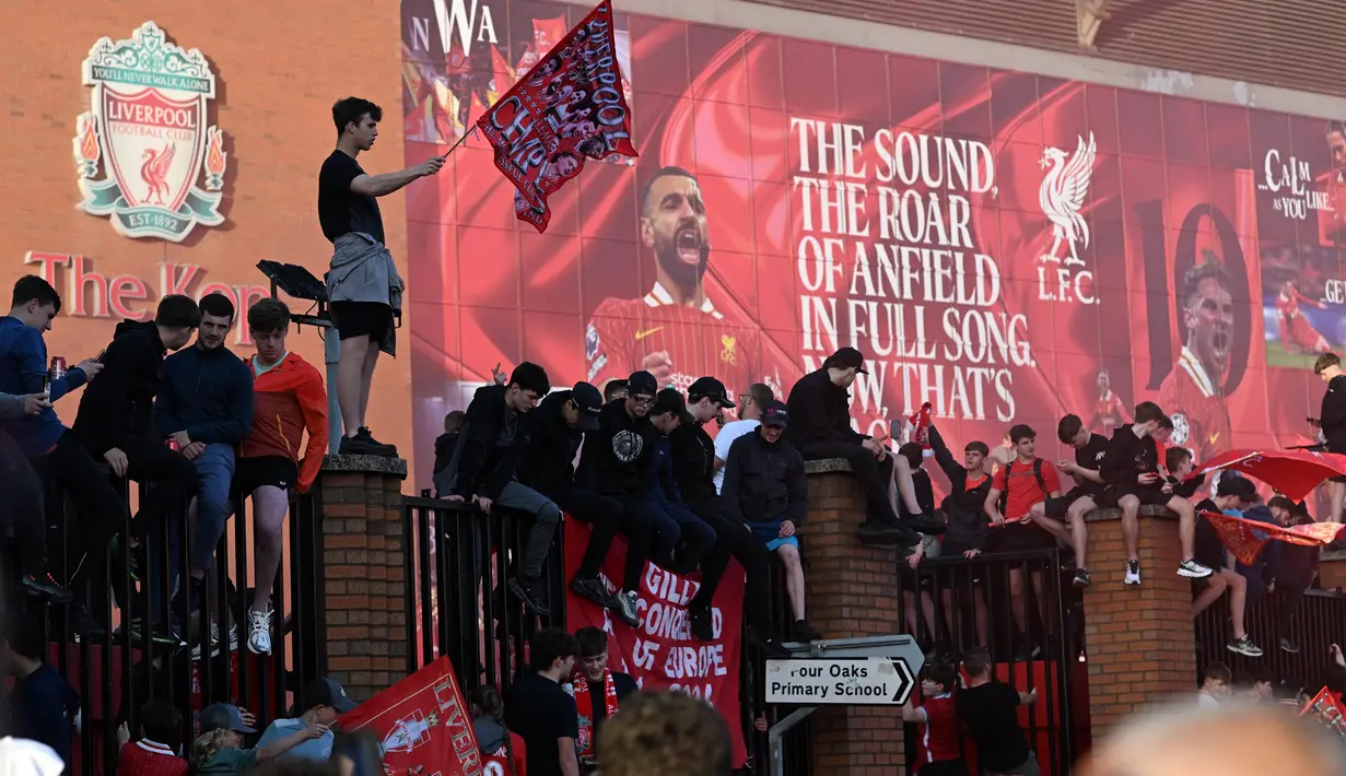Resmi Juara Liga Inggris 2024/2025, Supporter Liverpool Serbu Stadion ...