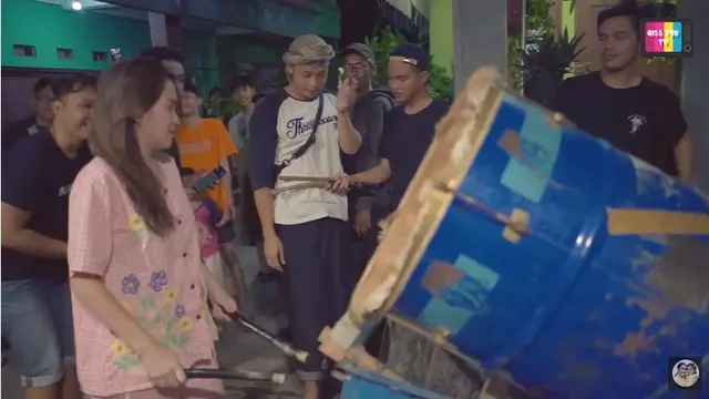 7 Potret Ayu Ting Ting Ikut Keliling Kampung Bangunkan Orang Sahur, Seru Banget - Hot Liputan6.com